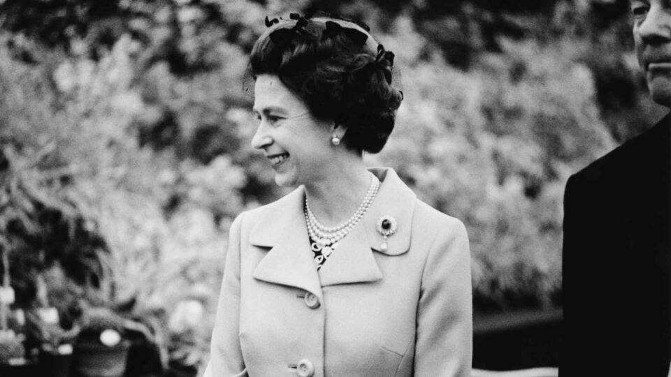 E2R ROYAL Gold Seal Queen Elizabeth II RIP T-Shirt - Shirts owl